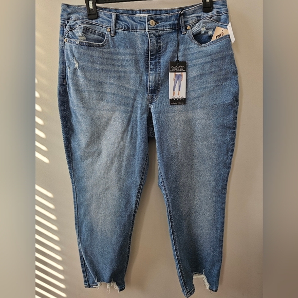 sophia | Jeans | Nwt Sofia Adora Super High Rise Curvy Jeans Capri ...